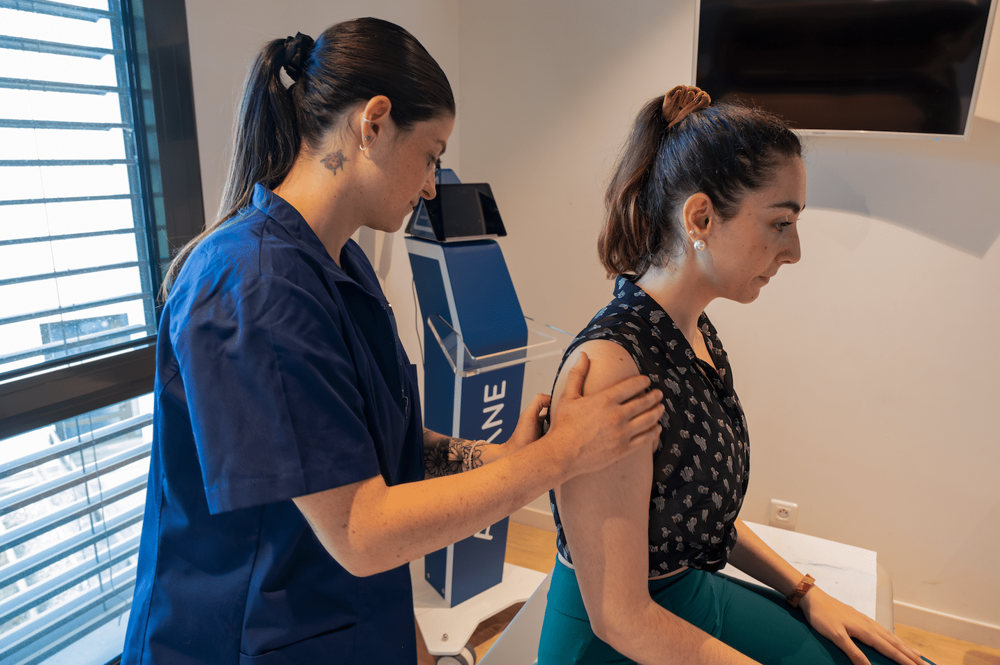 La capsulite rétractile de l'épaule : symptômes, origine & traitement